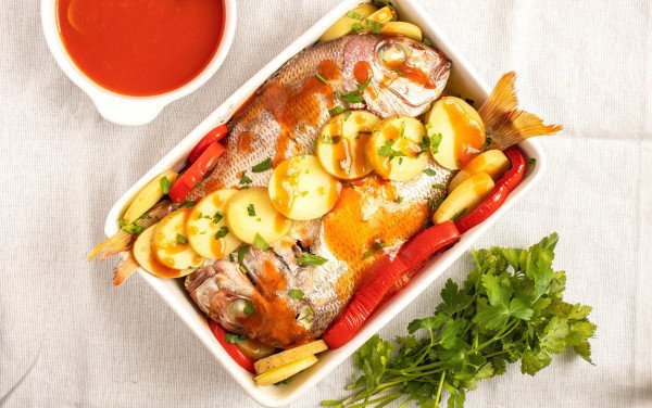 Pargo no Forno com batatas, polpa de tomate, vinho... - Cuizeat